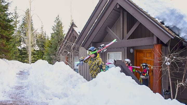 Steps To Ski-in/out | Luxury 3br | Renovated 2025 | Hot Tub Access | Managed By Aloha Whistler - ウィスラー