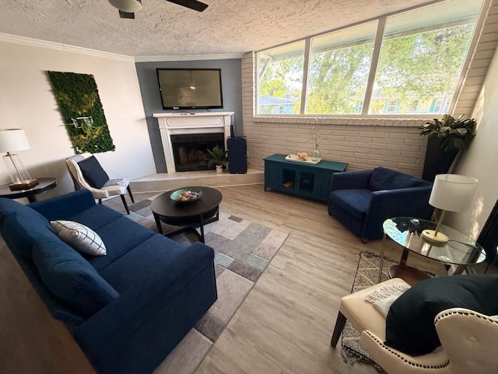 Mid Century Modern Home Away From Home (Sleeps 10) - Apollo Beach, FL