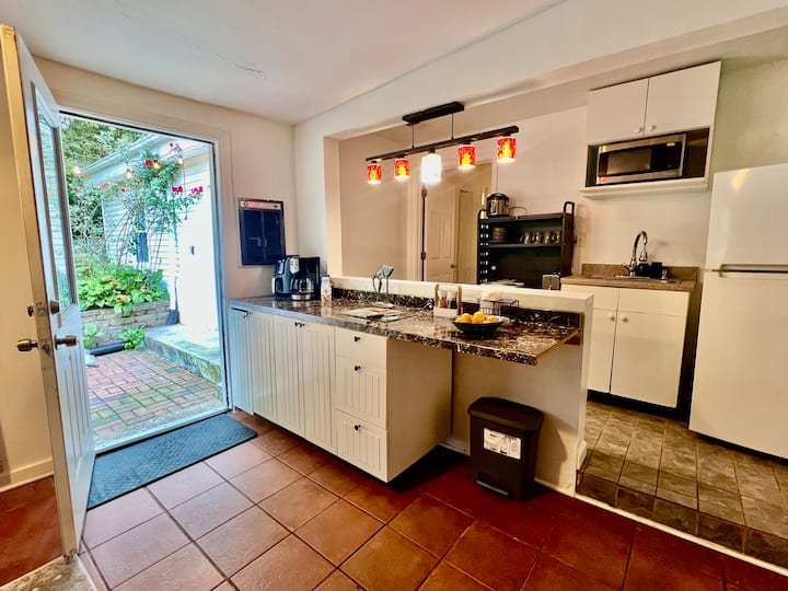 Sunroom Suite - Bethesda, MD