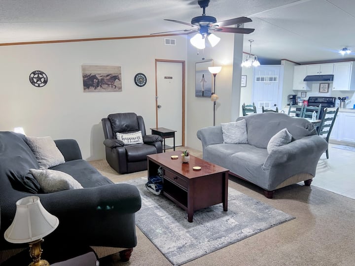 A Clean & Comfy Home - San Marcos, TX
