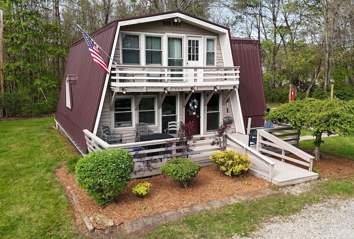 Vineyard View Chalet W/ Hot Tub! - Farmington, PA