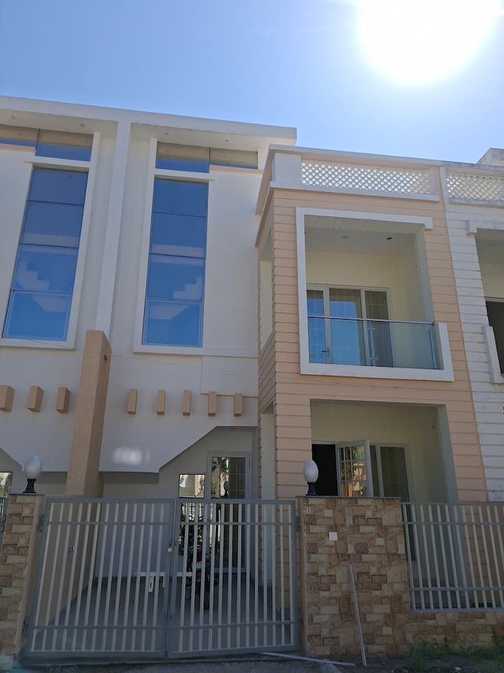 Cozy Modern Stay In Prime Location - Jhansi