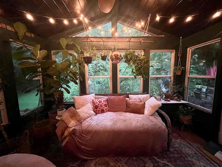 Shabby Chic Home With Sunroom Delight! - Hendersonville, NC