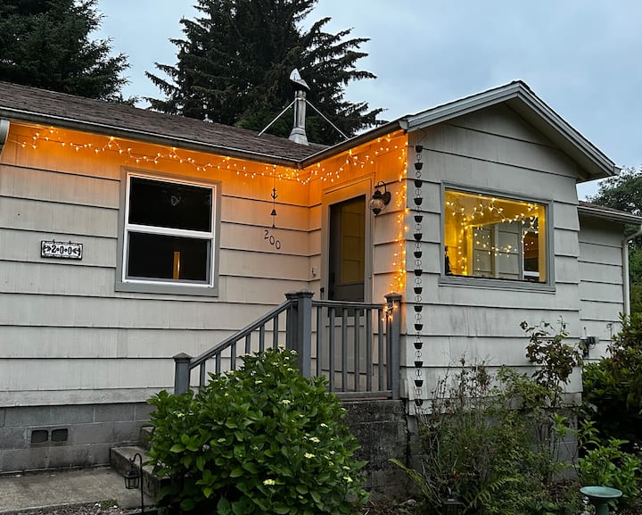 Cozy Cottage  Between The Forest And The Sea - Yachats, OR