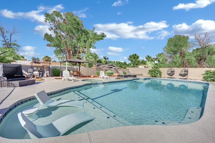 Vegas Villa •Pool, Heated Spa, Theater, Near Strip - Four Queens Hotel & Casino