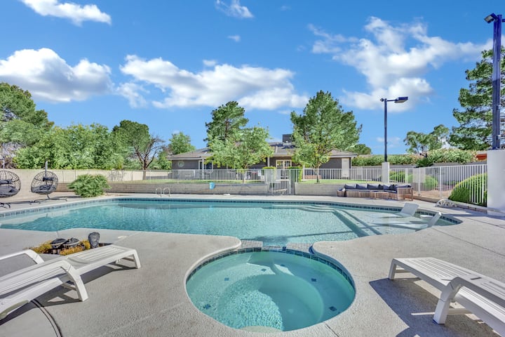 Vegas Retreat 5000+ Sqft Pool Spa &Games, Sleeps 16 Near Strip,~ Licensed - Las Vegas, NV