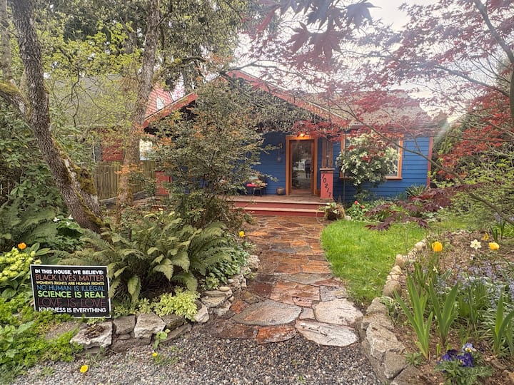 West Seattle Garden Home - Seattle, WA