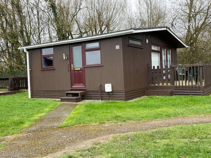2 Bed Chalet On Lakeside Holiday Park - Cirencester