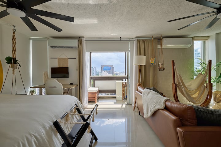 Walk To Beach & Restaurants 1br W/city Views - San Juan