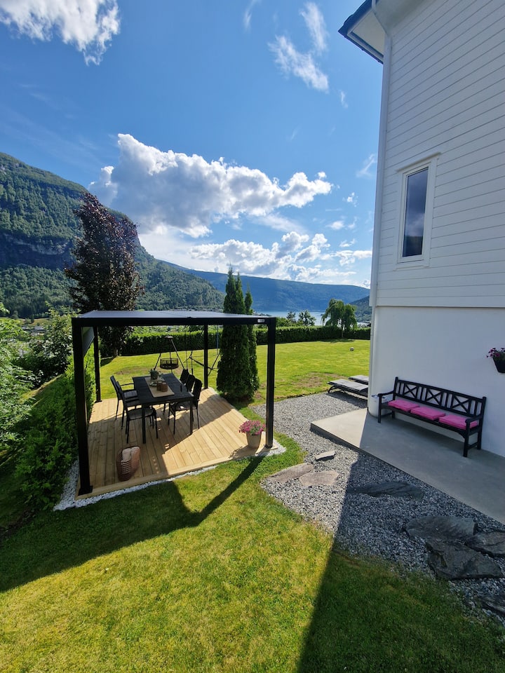 Leilighet Med Flott Utsikt Mot Fjorden Og Sentrum - Loen