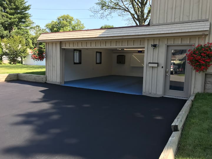 Secure Garage 4 Motorcycles + Hot Tub Americade - Glens Falls, NY