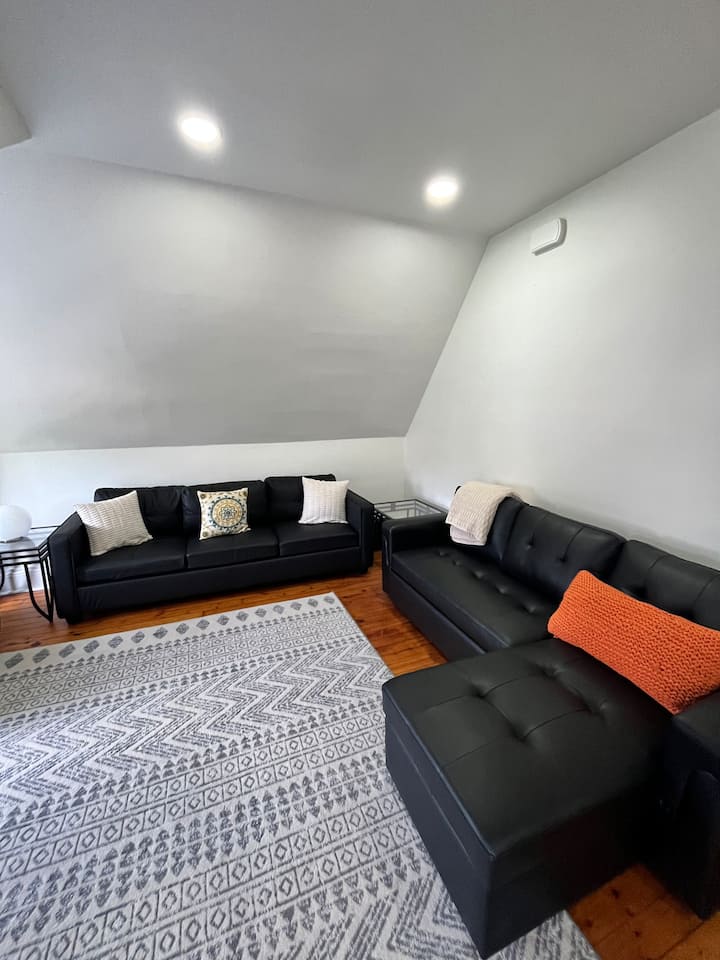 Cozy King Suite In Friendship | Near Cmu & Pitt - Forest Hills, PA