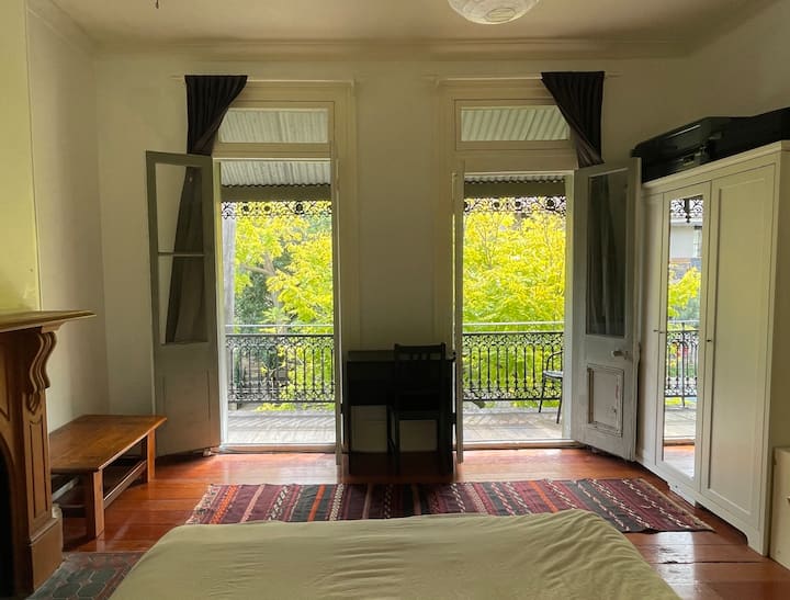 Charming Darlinghurst Terrace - Large Balcony Room - Wynyard