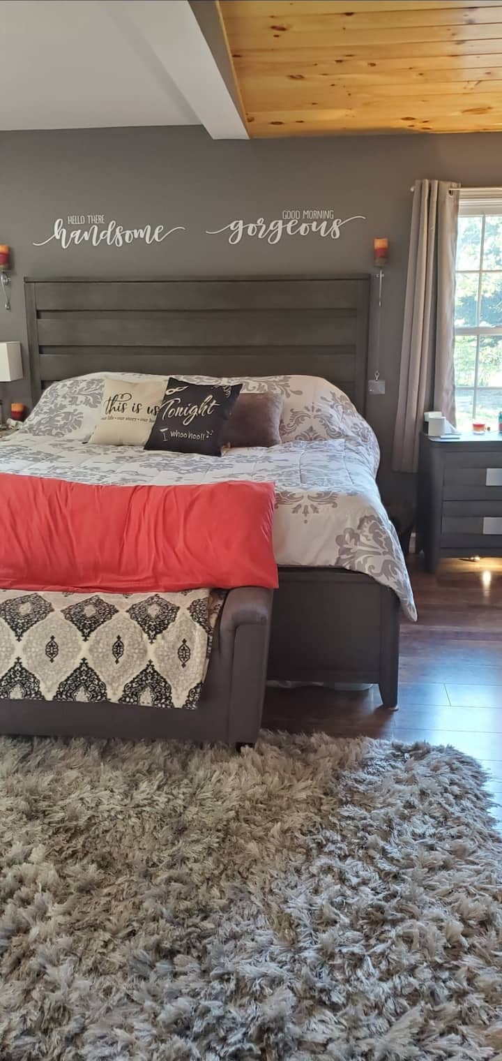 Spacious Room With King Bed, Private Bath, Hot Tub - Glens Falls, NY