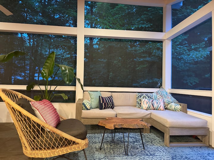 Bright & Airy, Open Concept Downtown Home - Saratoga Springs, NY