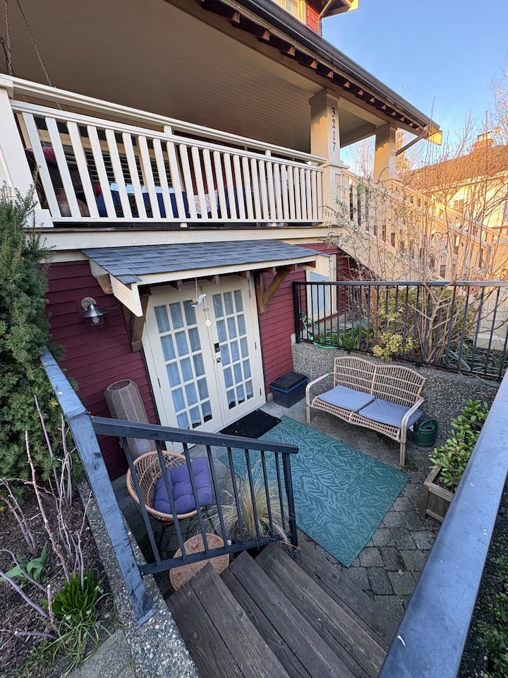 Charming 2-bedroom 1-bath Kitsilano Garden Suite - British Columbia