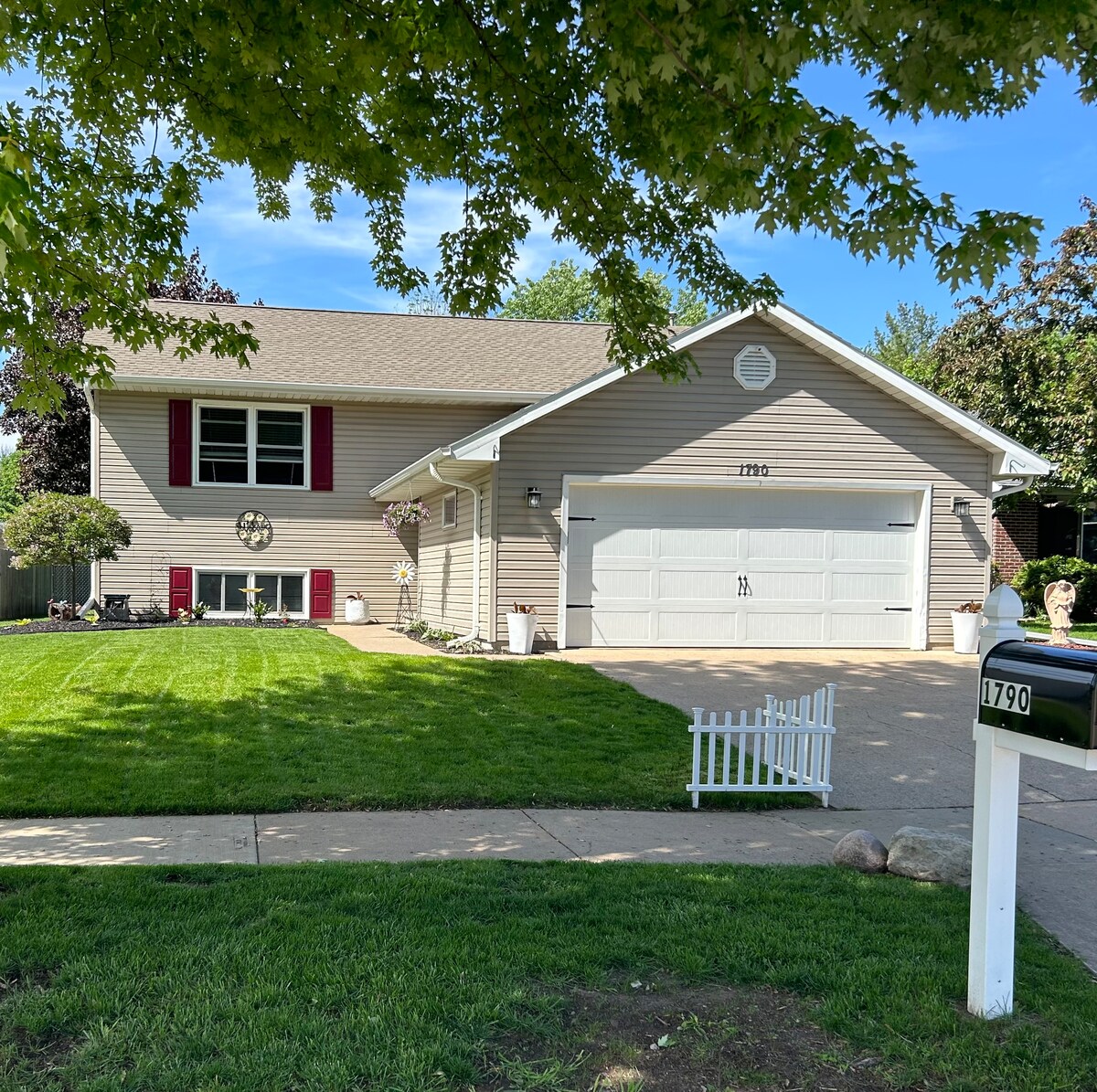 Welcome EAA 2025 - Houses for Rent in Oshkosh, Wisconsin, United States ...