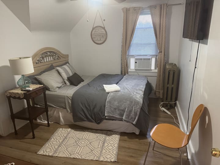 Beautiful 2 Rooms/walk Up On 3rd Floor/sleeps 3 - Yonkers, NY