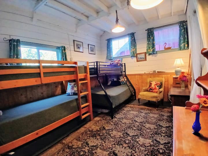 Farm Cabin, Ruffing It. Bring Your Own Bedding - Shelton, WA