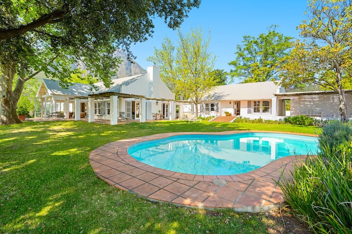 Hidden Stellenbosch Gem | Pool & Mountain Views - Stellenbosch