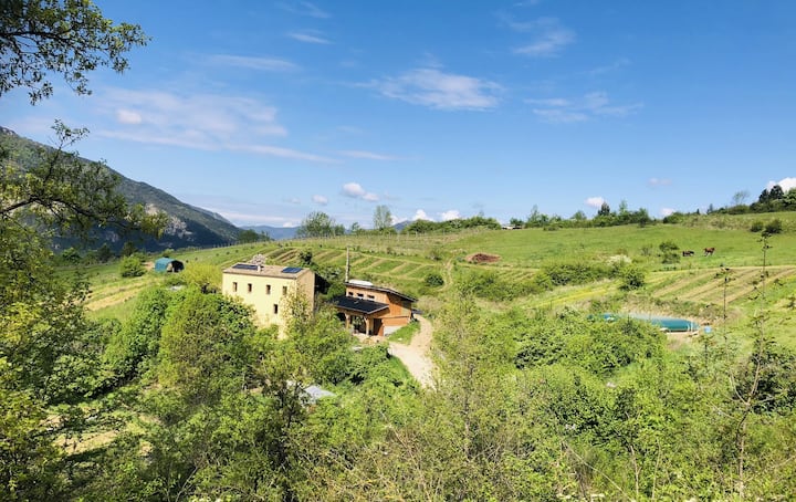 Gîte De 
La Ferme Du "Chant Des Cailloux" - Die
