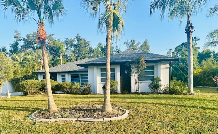 Beautiful Sparkling Clean, Florida Pool Home. - Port Charlotte, FL