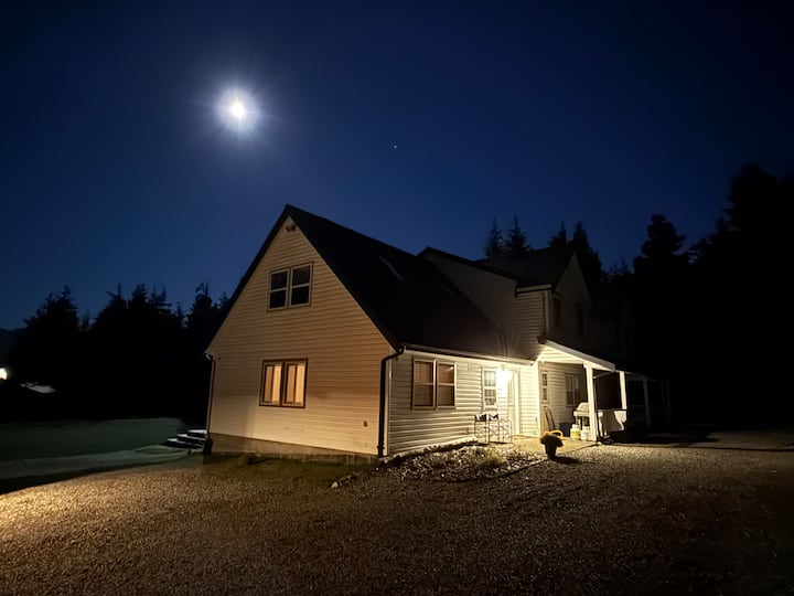 Spacious 6 Bedroom House Close To Beaches - Ucluelet