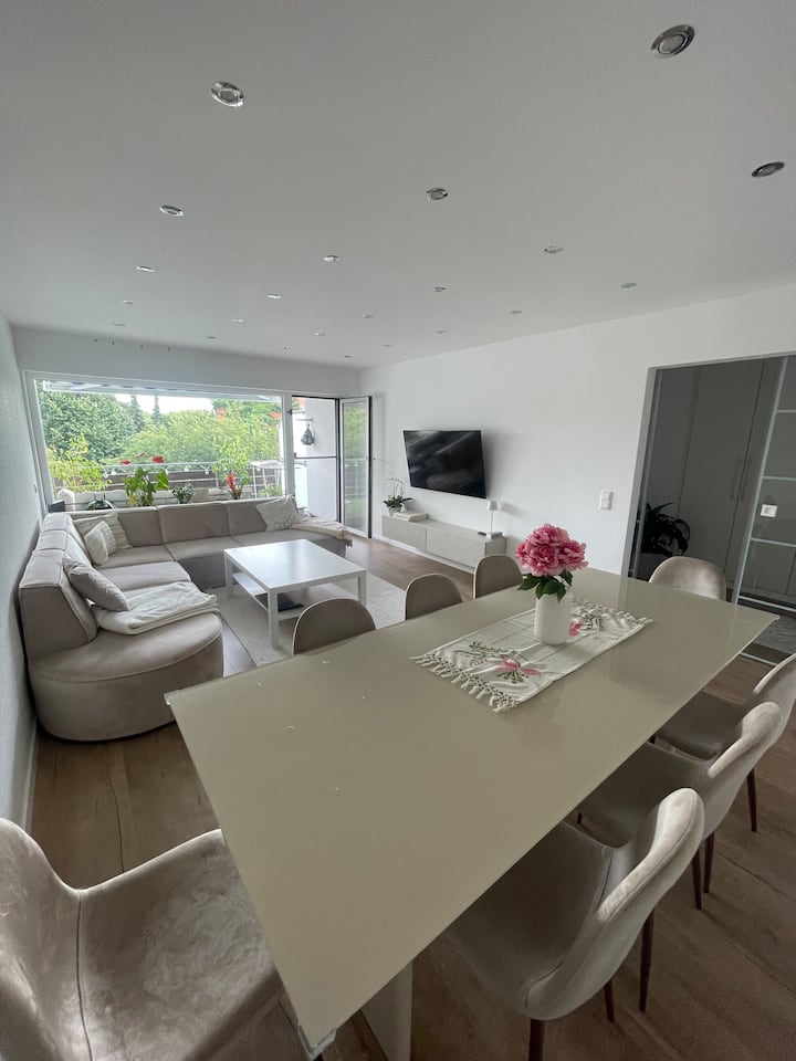 Stilvolle Wohnung Mit Balkon - Krefeld
