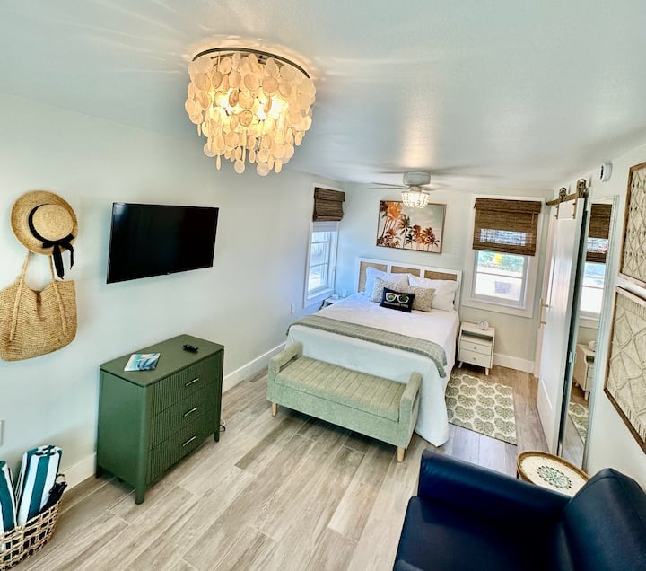Attractive Beachfront Studio - Live Like A Local! - Treasure Island, FL