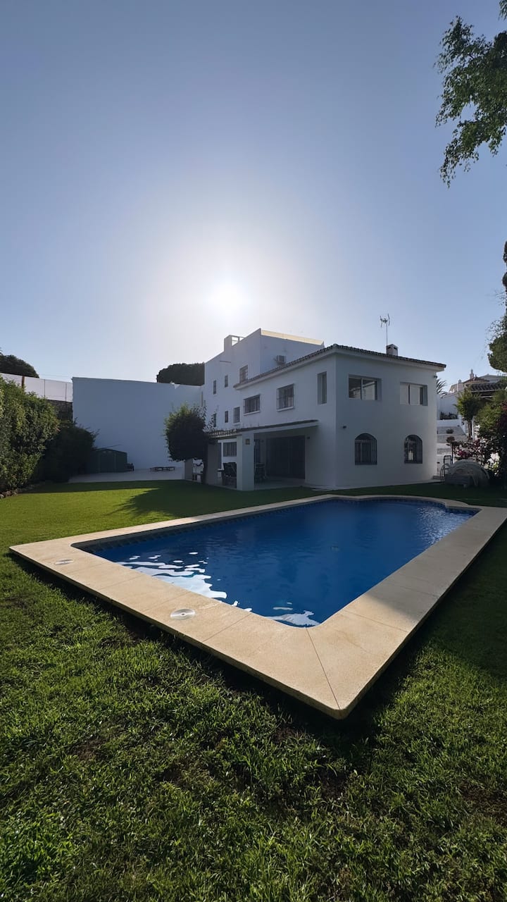 Fully Renovated Villa, 5 Ensuite Bedrooms - Marbella