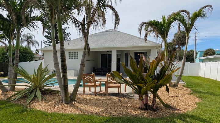 Hibiscus Hideaway: Pool, Spa & Steps To The Beach - Cocoa Beach, FL