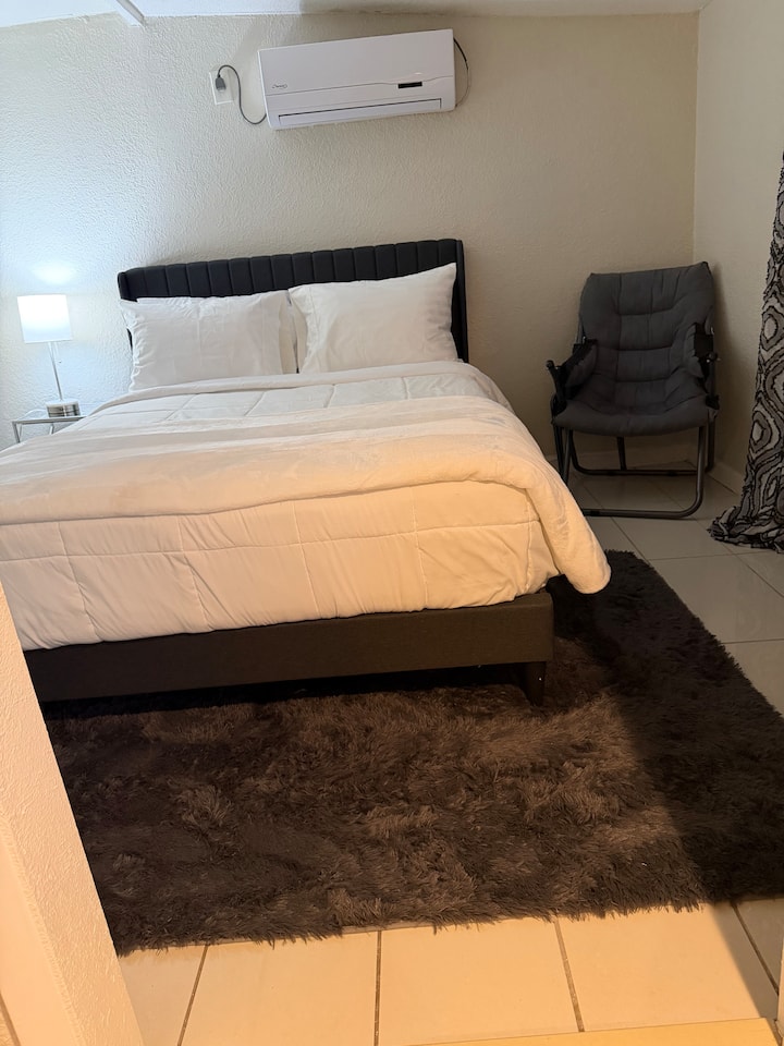 Cozy Bed & Bath Bungalow, With Outdoor Area. - Zoo Miami, Miami