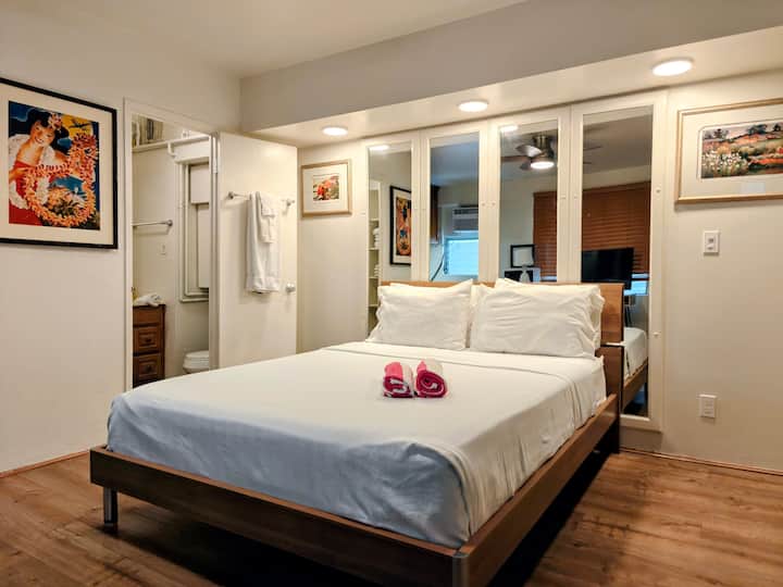 Kon Tiki 227 Queen Bed Studio, 30 Nights Min. - Kailua, HI