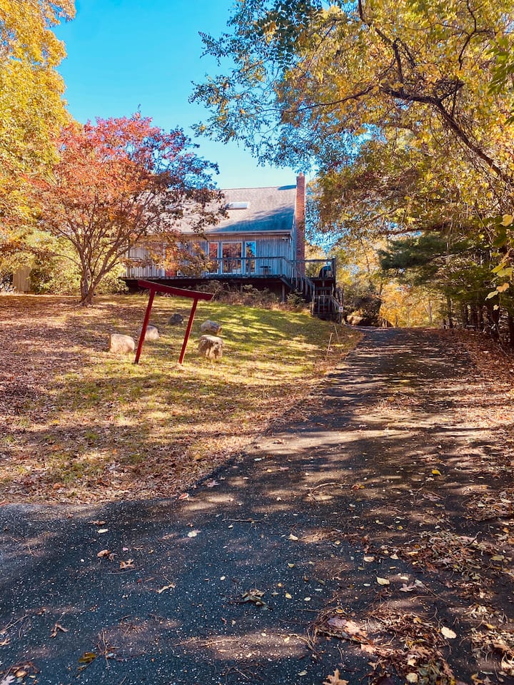 Updated Bright Hilltop Chalet Highceilings&sunsets - East Hampton, NY
