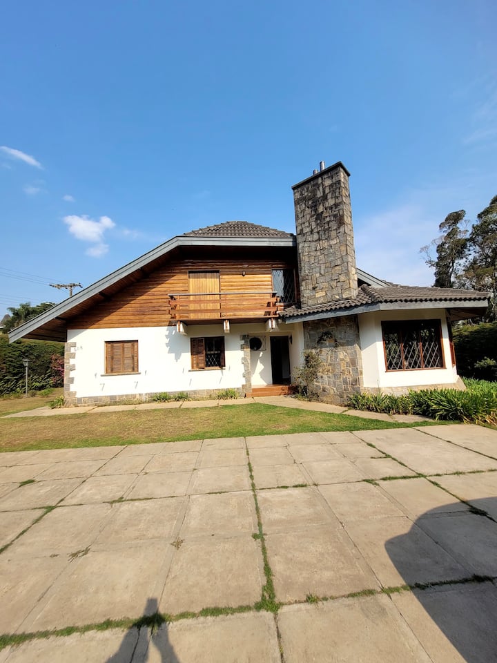 Uma Casa Aconchegante Na Suíça Brasileira - Campos do Jordão
