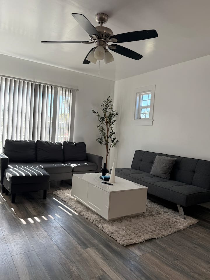 Modern Home Conveniently Located Near Downtown La - Los Angeles, CA