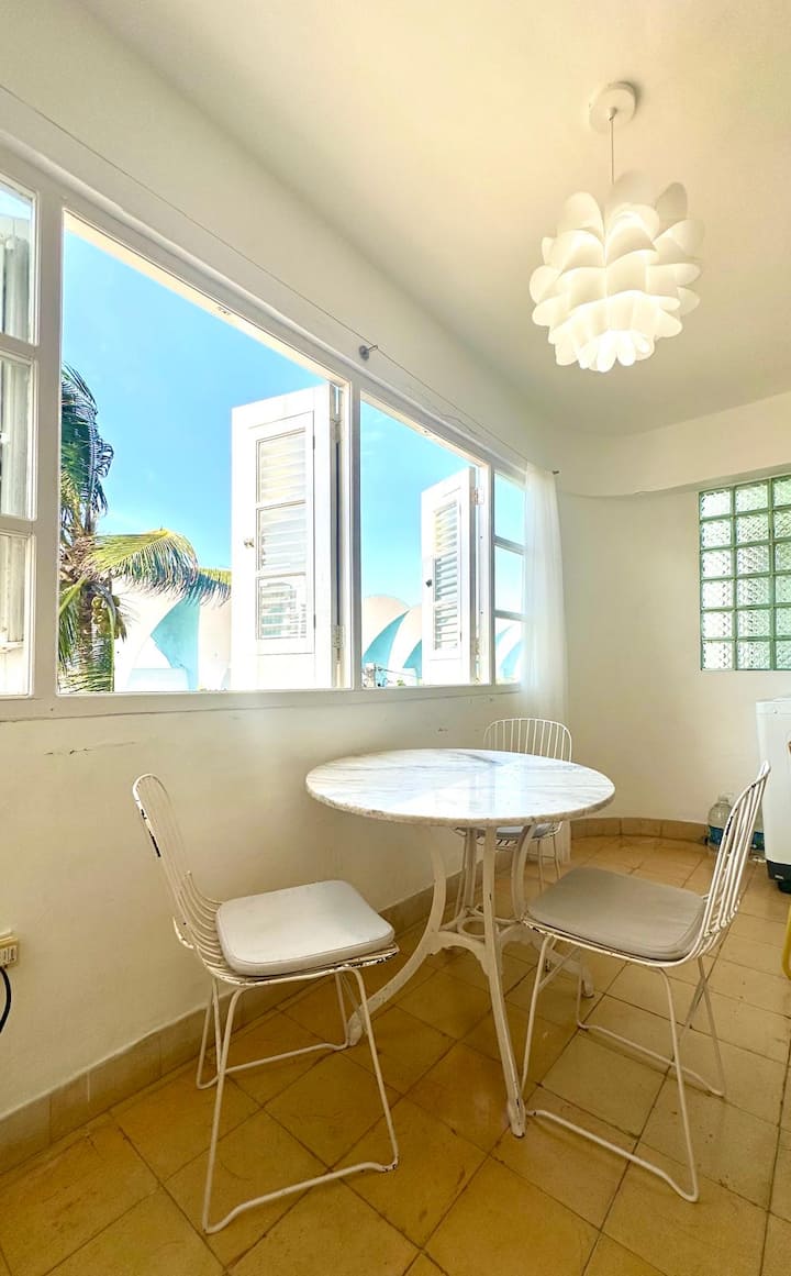 G Y Malecon-oceanfront - Havana