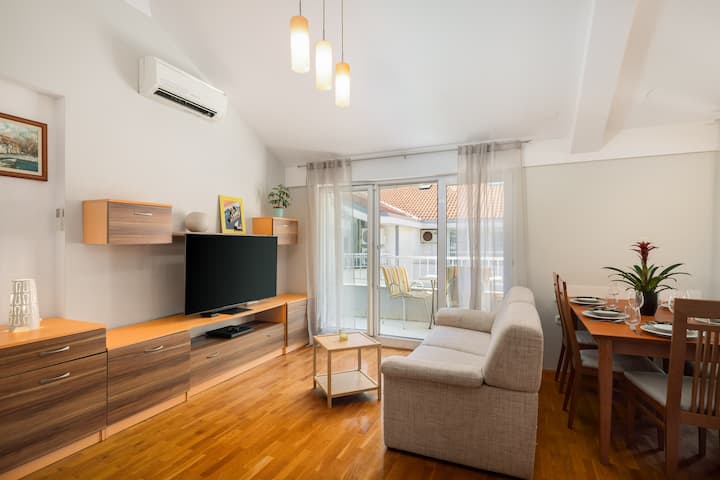 Beachside (Short Walk) – Sleeps 8 – Shops Below - Makarska