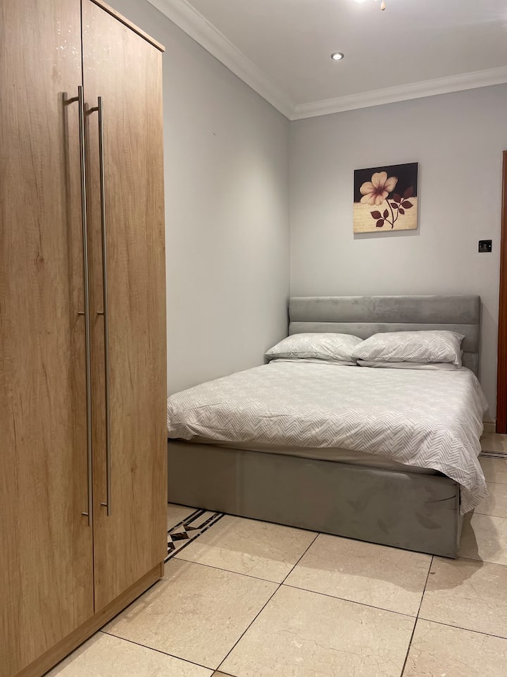 London Studio Apartment - Cockfosters