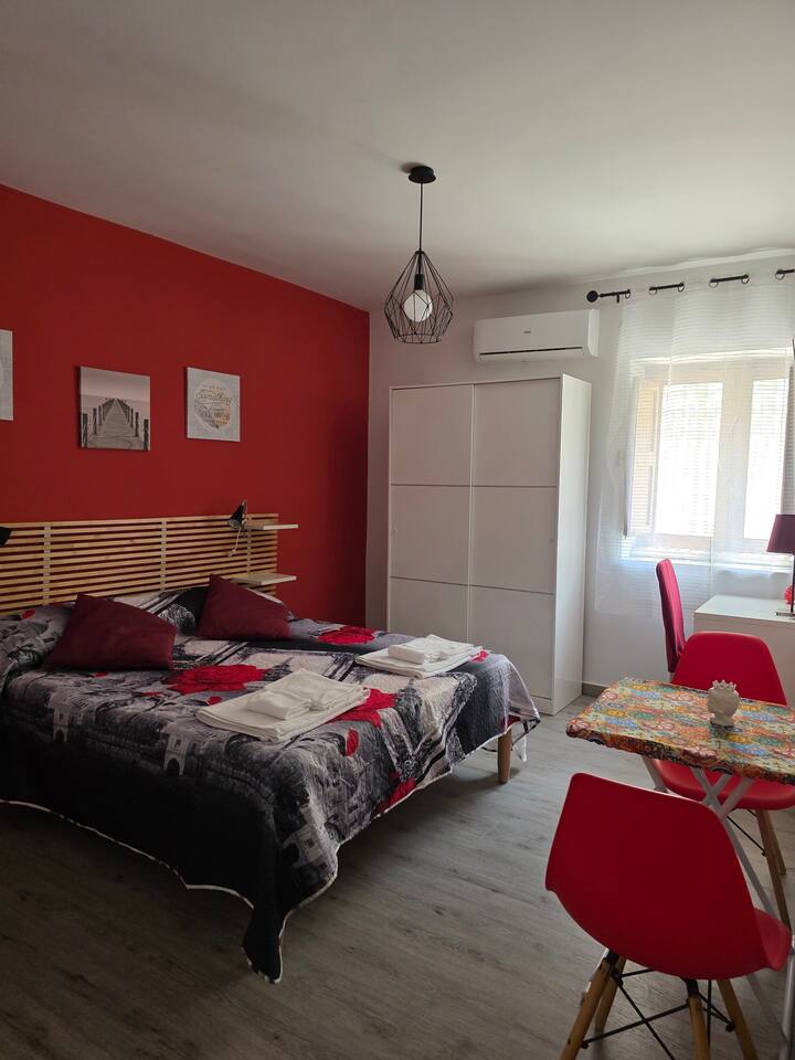 Room Red Con Bagno Interno In Centro B&b Homevisit - Porto Empedocle