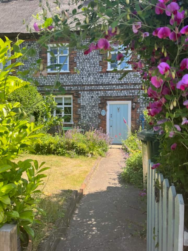 Harebell Cottage In Coastal Village - Cromer