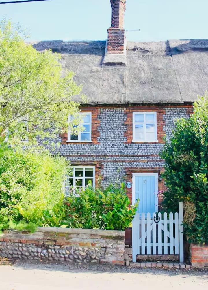 Harebell Cottage In Coastal Village - Sheringham