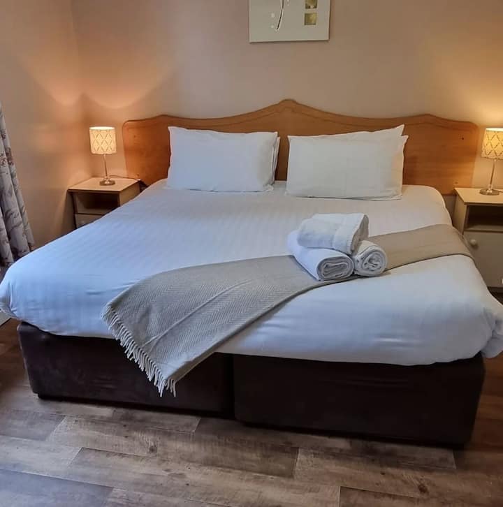 Robertstown Holiday Village - Katies Cottage - Clane