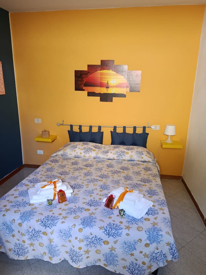 Camera Matrimoniale "Gialla" (Bagno Esterno) - Viareggio