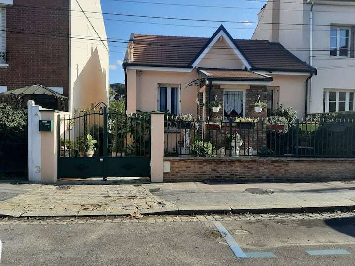 Petit Pavillon De 4 Pièces à 4 Stations De Paris - Levallois-Perret