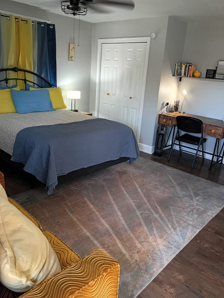 Sunflower Cottage - 1 Queen Bed With Sleeper Sofa - Midland, TX