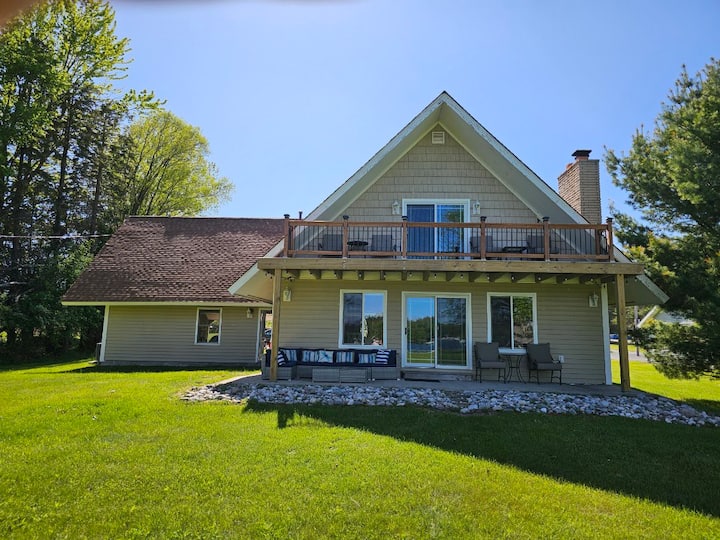 1 Acre Lakefront Chalet With Private Beach & Dock - Oscoda, MI