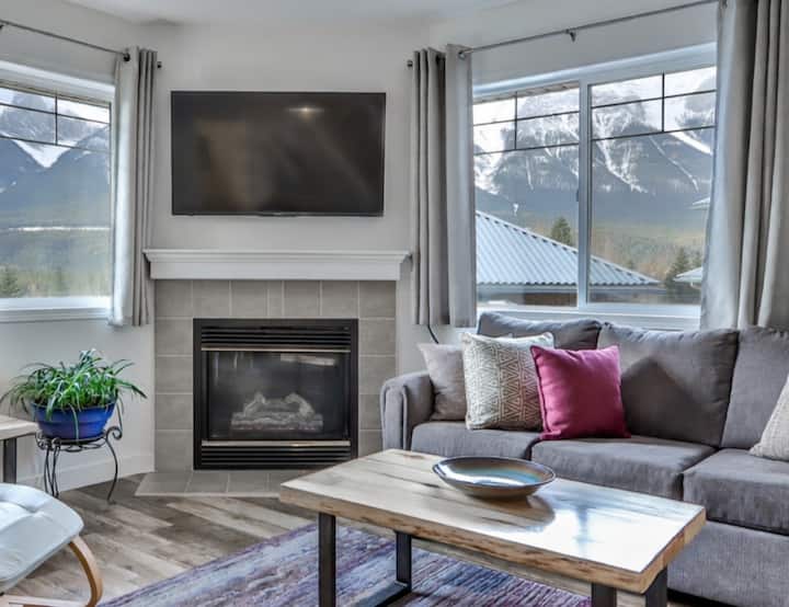 Big Mountain Views | Hot Tub | Bright Corner Unit - Banff