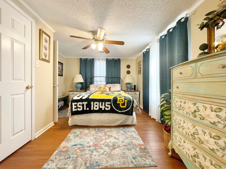 2 Miles To Baylor! King & Queen Bedrooms, Cute! - Waco, TX