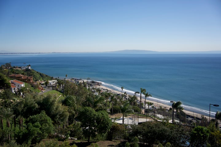 Mid-century Malibu Studio | Ocean View Retreat - Malibu, CA